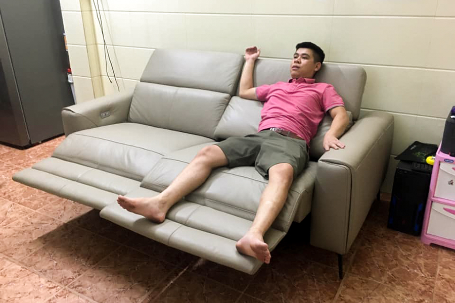 Anh Quyết ở Hồng Mai trải nghiệm sự thư giãn bất tận đến từ sofa thông minh ERADO